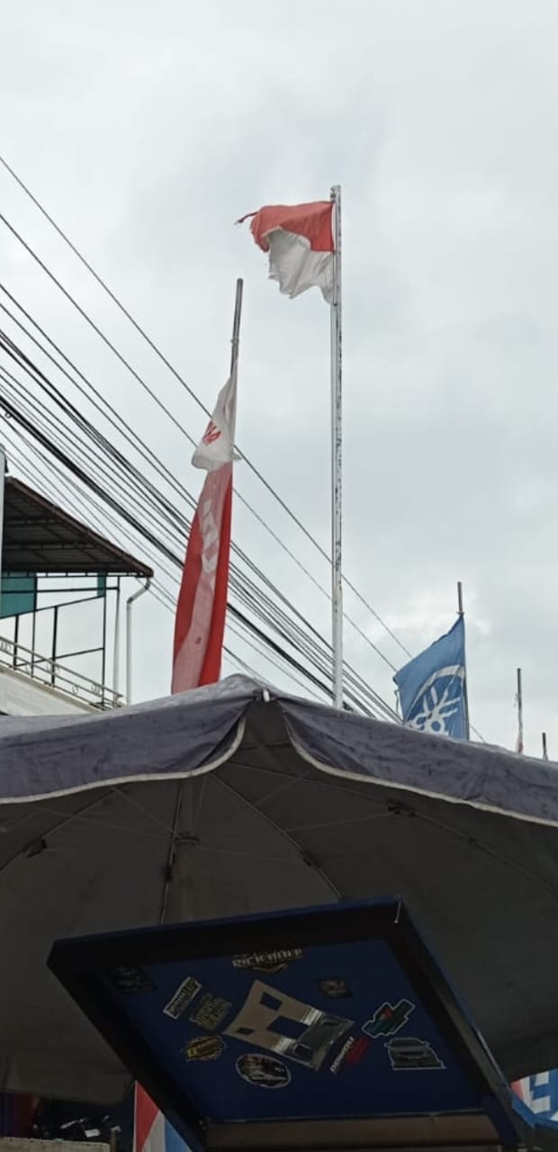 Bendera Merah Putih berkibar di Dealer Yamaha Sabang Raya Motor dalam ...